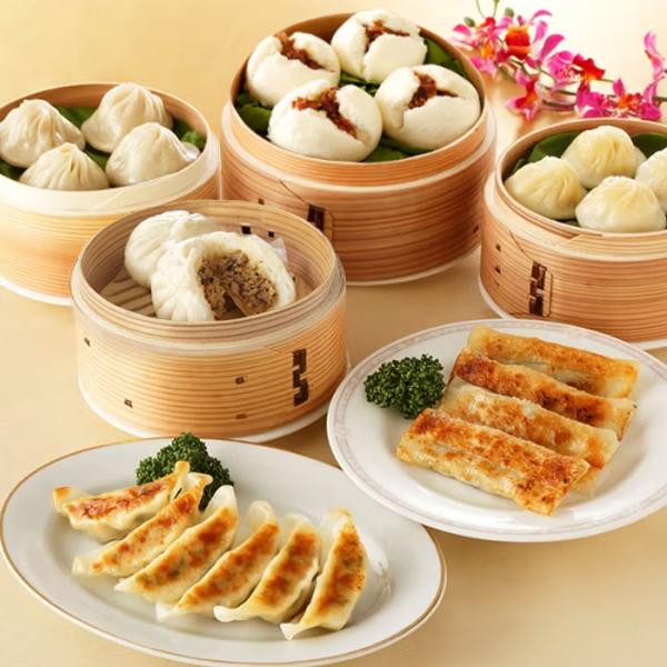 赤坂四川飯店の親子点心シリーズは、陳建一・建太郎親子が受け継ぐ本格中華の味を手軽に楽しめる逸品です。肉汁あふれる「手包み肉まん」や「小籠包」、香ばしい「チャーシューまん」など、素材の旨みを活かした点心が揃います。ふんわりとした皮とジューシー...