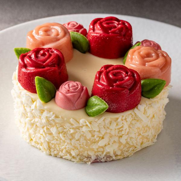 濃厚な味わいのバニラアイスに、桃とフランボワーズのソルベをバラのリースに見立てて飾った、華やかなアントルメグラッセ。 パーティーにもぴったりな逸品です。