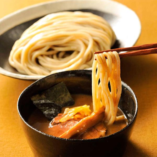 千葉県松戸市の有名店「中華蕎麦とみ田」の店で出している「つけめん」のスープ、麺、メンマ、チャーシュー、柚子をそのまま冷凍したセット。濃厚なのに飽きのこない豚骨魚介味のスープは、奥深い旨み。自家製の麺はモチッとしたコシが特徴だ。【講談社ＴＲＹ...