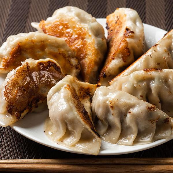 十勝中札内村産の豚肉「白樺ポーク」を贅沢に使用した、1粒が40gのジャンボ餃子です。お肉の美味しさを楽しんでいただく為、粗挽きにしたお肉がたっぷりと入っており、ほのかにネギやニラ、ニンニクの香りが楽しめるパンチ力のある餃子です。一度食べれば...