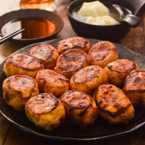 埼玉県日高市の名店「餃子のはながさ」のホワイト餃子は、千葉県野田市に本店がある「ホワイト餃子」グループ公認の技術連鎖店のひとつ。食べ応え抜群のそのボリュームは、一般的な餃子よりひと回り大きく、丸みのある独特のフォルムが特徴です。30種類以上...