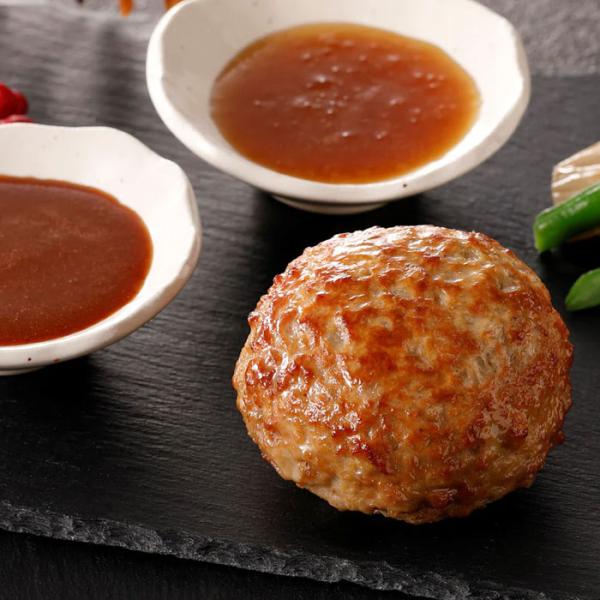 かつおや昆布の旨みで優しい味わいに仕上げた、肉汁たっぷりの和風ハンバーグに、小分けにされたソース2種を詰め合せました。味噌や清酒を加えたデミグラスソースと、かぼすの香りが爽やかなおろしぽん酢ソースのつけだれをご用意。ハンバーグは電子レンジで...