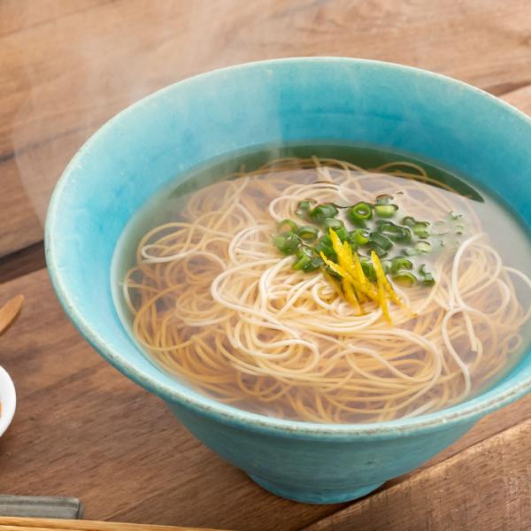 揖保乃糸を使ったノンフライ麺、だしにこだわったスープとたっぷりかやくのセットです。お湯を注いで３分で、手軽にあったかいにゅうめんが出来上がります。（冬限定商品１０月〜翌３月期間限定販売）