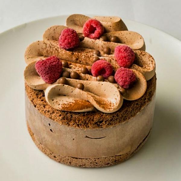 特別な日のデザートや、自分へのご褒美にぴったりなチョコレートアイスケーキ。チョコレート好きにはたまらない味わいが詰まっています。しっかりとしたコクのあるチョコレートアイスクリームは、カカオマスを使用しており、絶妙な苦味と甘みのバランスが魅力...