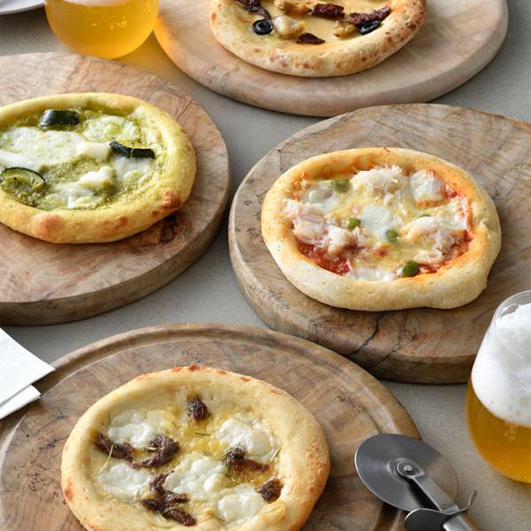 手掛けるのは地産地消イタリアンの旗手・奥田政行シェフ。生地にイタリア産酵母を使い、2日間かけて熟成発酵。もちもち感と粉の旨みが際立つクラフトピザだ。ズワイガニにだだちゃ豆を合わせたり、ローストイカをバジルで引き立てるなど具材の組み合わせの妙...