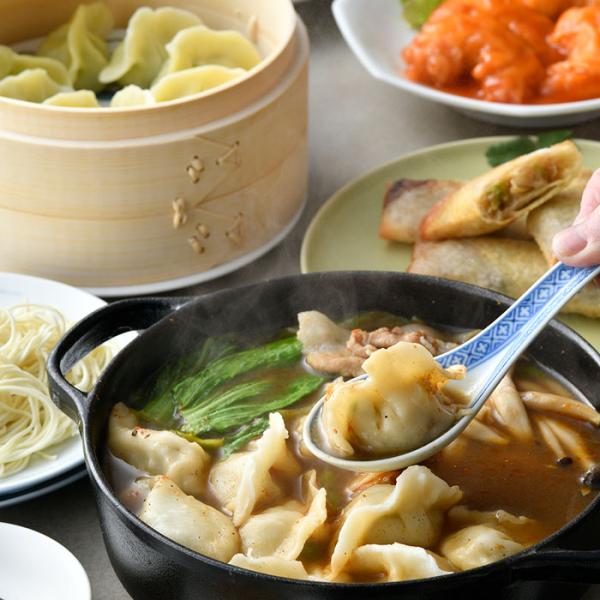 京都『楽仙樓』の人気者が一堂に。スパイス香る辛湯スープに手包み水餃子や〆の麺まで楽しめる火鍋は貫禄の旨さ。さらに、名物のセロリ入り水餃子、焼餃子に春巻き、旨辛＆プリプリの海老チリと、素材を生かした逸品揃い。本格中華を囲んで呑みたい日におすすめ。