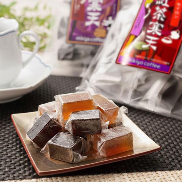 オブラートで包まれたひと口サイズの寒天は個包装でお配り用としても良い。炭焼コーヒー独特のコクと芳ばしさと、やさしい甘さが特徴の「炭焼珈琲寒天」と、食べた時に口の中にふんわりと紅茶の香りが広がる「セイロン紅茶寒天」の2種セットです。みずみずし...