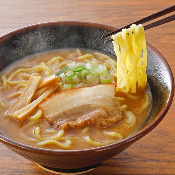 北海道石狩市に本店を構える、行列が絶えない人気ラーメン店「信玄」監修の味噌ラーメン。コクのある味噌スープにチャーシュー、ねぎ、メンマをトッピングしてお召し上がりください。スープと麺のバランスが良く、濃厚でまろやかな味わいが楽しめます。調理も...