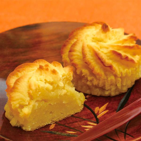 「鳴門金時」をたっぷり使用して焼きあげたスイートポテトです。しっとりとした食感で、お芋の風味がいっぱいです。さつまいもの風味に程よい甘み、しっとりとした食感のバランスが絶妙で、あと味はさっぱり。さつまいもを最大限に活かしたシンプルな原材料で...