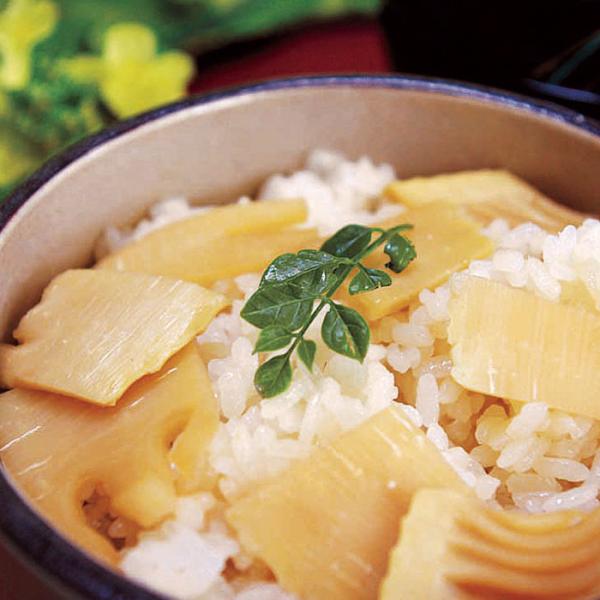 昭和51年創業、神戸の佃煮専門店が作るたけのこご飯の素です。たけのこは京都山城産たけのこを使用。柔らかな食感で甘味が強く、えぐみが少ないことが特徴です。北海道産昆布からとった出汁がたけのこの風味を引き立てます。