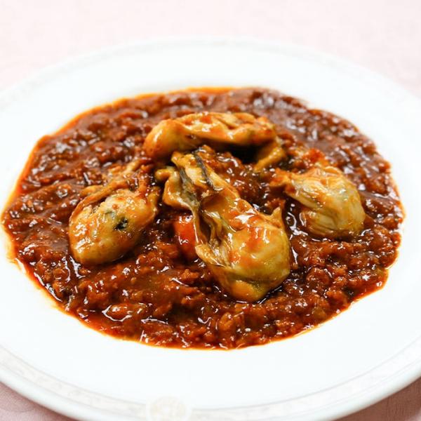 国産の茹で牡蠣を使用した麻婆牡蠣です。牡蠣を茹でる際に牡蠣のだし汁を使用していますので旨味が凝縮されています。強火でしっかりと炒めていますので、お肉と特製豆板醤や甜麺醤の旨みがしっかりと引き出されています。花椒油とラー油の香りの高い辛みを加...