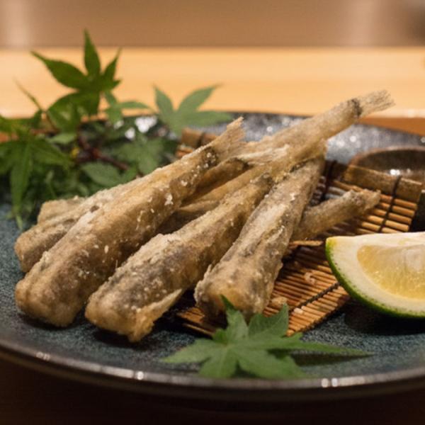 マルナカ海産が自信を持ってお届けする「めひかり」は、水揚げされたばかりの新鮮なうちに一つひとつ丁寧に下処理を施した、こだわりの一品です。一般的なめひかりは調理前の頭や内臓の処理に手間がかかりますが、本品は熟練の職人が手作業でうろこ・頭・内臓...