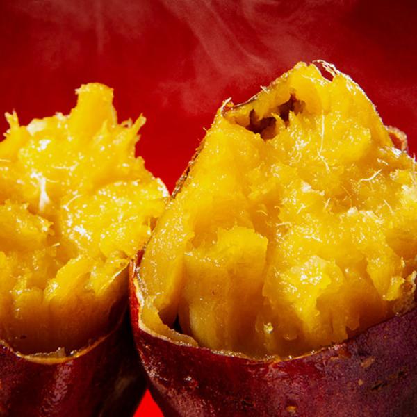 東シナ海の潮風を受けて育った甘味の強いさつまいも「紅はるか」を収穫後約３か月間一定の温度と湿度で管理して熟成。でんぷんが糖化して甘味が倍増し、しっとりとした食感を楽しめます。焼成、高温高圧加熱処理を施し、仕上げました。常温で保存可能な焼き芋です。