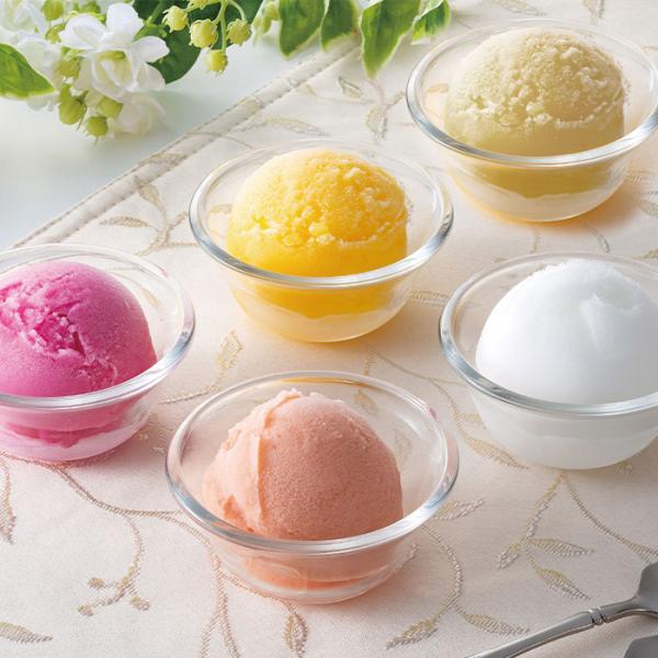 福岡県産のあまおう苺、青森県産のりんご、長野県産の巨峰、和歌山県産のみかん、沖縄県産パインアップル、それぞれの地域で名産の果物を原料にしてつくったアイスのセットです。果汁の美味しさをぎゅっと閉じ込めた、素材の良さを大切にした爽やかな味わいの...