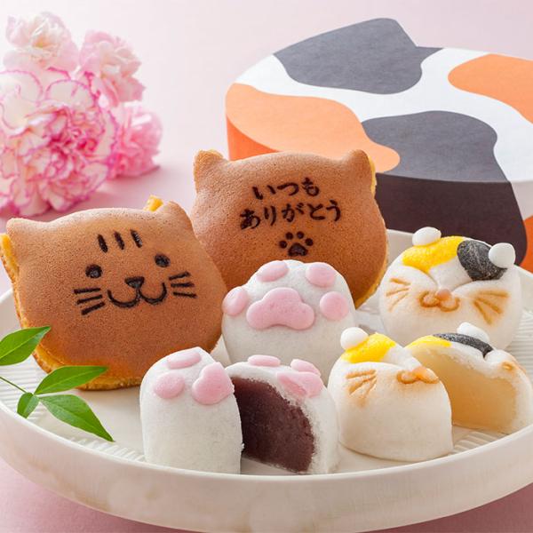 京都の町かどでのんびりと過ごす三毛猫をイメージした「京都 養老軒」の三毛猫おやつ帖は、手仕事のぬくもりと愛らしい表情に心がほっと和む、和菓子の詰め合わせギフトです。小豆あんとしろあんの2種類が楽しめるどら焼きに加え、愛くるしい三毛猫の顔を模...