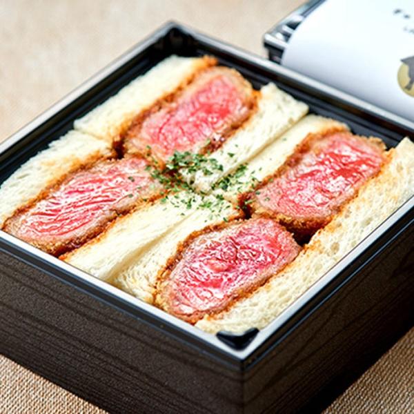 希少部位「カイノミ」を使用した牛かつサンドは、ヒレに近い柔らかさと上品な赤身が特長です。肉本来の旨みを最大限に引き出すため、レア感を残した絶妙な火入れでしっとりやわらかく仕上げました。冷蔵解凍または自然解凍でそのままお召し上がりいただけ、再...