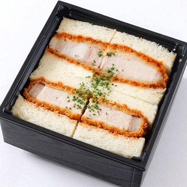 鹿児島中央駅で大人気の「黒豚ロースかつサンド」は、鹿児島黒豚ならではの柔らかさと上品な甘みを活かした贅沢な一品です。肉厚なのに重くならず、噛むほどに旨みがひろがるロースかつを特製ソースで仕上げ、ふんわりパンでサンド。手が汚れにくく食べ歩きに...