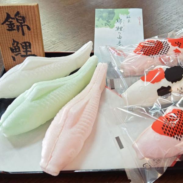 新潟県を代表する観賞魚「錦鯉」を型どった、色鮮やかな最中です。4色の見た目も華やかな仕上がりで、小倉餡・白餡・ゆず餡・抹茶餡の4種類の味を楽しめます。味ごとに袋の模様も異なり、目でも楽しめるのが魅力です。明治10年創業の老舗和菓子店が手がけ...