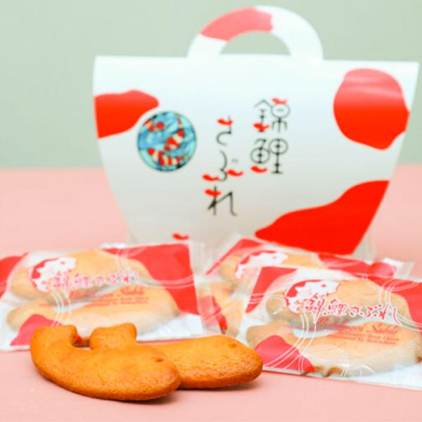 小千谷名物「錦鯉」を型取り、純良国産バターをたっぷり使って当店独自の配合で香り高く焼き上げた、可愛らしい一品。明治10年創業の老舗和菓子店が手がけ、菓子部門で錦鯉の商標登録を持つ「澤田屋」の逸品。