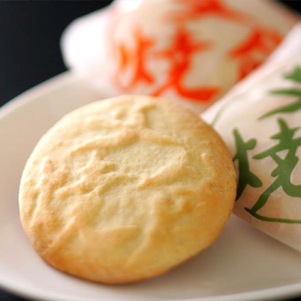 くるみの香りと食感が、上品な甘さの中でほど良いアクセントになった和洋菓子「支倉焼（はせくらやき）」。しっとりとしたクッキー生地とくるみ風味の白餡が和菓子と洋菓子の垣根を越えた味を紡ぎ出している自信作です。国史に名高い支倉常長の偉業をたたえ名...