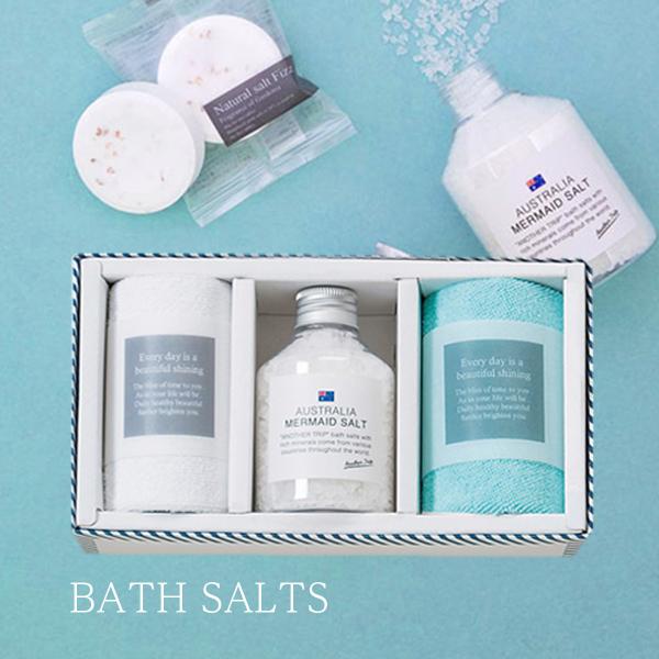 かわいいボトル入りのオーストラリア産バスソルトと柔らかな使い心地のマイクロフザイバークロスのギフトセットお家でゆっくりスパ気分が味わえるかわいいリラックスバスギフトです。・セット内容：マイクロファイバークロス（中国）（25×25cm）×2、...