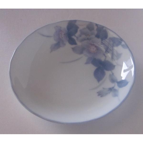 4.5寸 取り皿 絵皿 花のイラスト絵付け皿・品名：淡彩山茶花 桔梗型四〇皿・「安心・安全・高品質」Made in JAPAN・【テーブルウェア／TABLEWARE】こちらは美濃焼 製造 最大手である大東亜窯業のプライベート・ブランド・サイ...