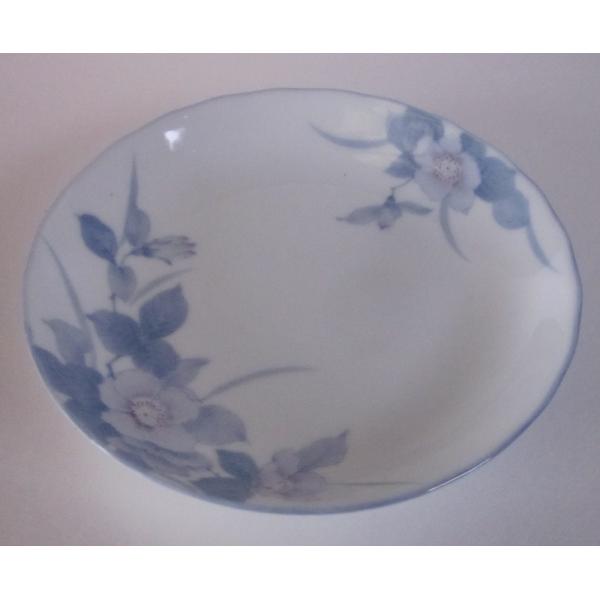 5.5寸 取り皿 絵皿 花のイラスト絵付け皿・品名：淡彩山茶花 桔梗型五〇皿・「安心・安全・高品質」Made in JAPAN・【テーブルウェア／TABLEWARE】こちらは美濃焼 製造 最大手である大東亜窯業のプライベート・ブランド・サイ...