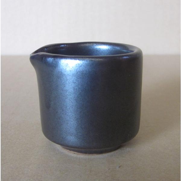 飲食カフェ喫茶の業務 来客に用いられるミニサイズの片口ポットで主にコーヒー紅茶デザートのシロップ・ミルク入れミニクリーマーとして人気・定番その他、前菜や各種料理のソースポット・ドレッシングポット・タレポットにも適した一品。黒鉄砂の釉施工掛け...