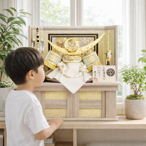 五月人形が、ネット限定 ホンポご奉仕価格！上杉謙信の兜で、おしゃれな木目調のデザインで人気があります。上杉の前立ては、装飾金具が取り付けられている本格的なの高級仕立て、吹き返しには上杉の家紋「竹に二羽飛び雀」の金具装飾があります。屏風は子供...