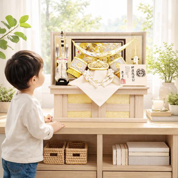 五月人形が、ネット限定 ホンポご奉仕価格！伊達政宗の兜で、おしゃれな木目調のデザインで人気があります。伊達の三日月の前立ては、装飾金具が取り付けられている本格的なの高級仕立て、吹き返しには伊達家の家紋「笹に雀」の金具装飾があります。屏風は子...