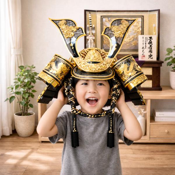 五月人形が、ネット限定　ホンポ ご奉仕価格！鎧甲冑師 武光（節句人形工芸士）の五月人形 着用兜 収納飾りです。大きな鍬形の前立てが印象的です。その前立てには立体の装飾金具が取り付けられ、高級感があります。屏風には、縁起の良い対峙する龍虎が描...
