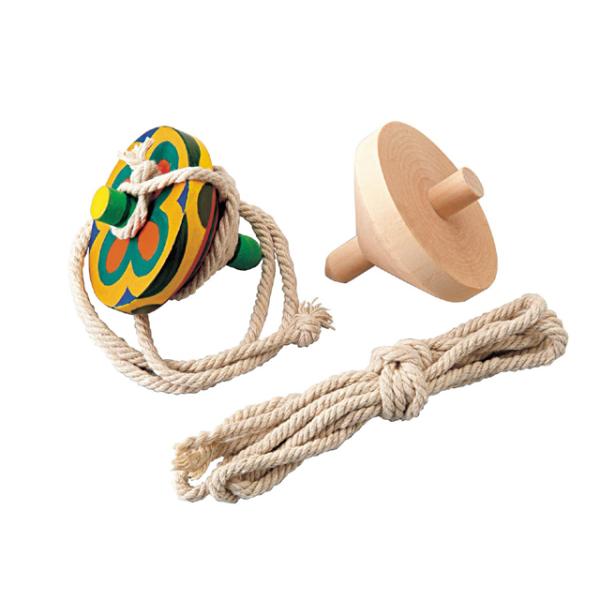 こま遊び平らなので自由に絵が描きやすい！丈夫な組みひもを使用！ 好きな色で塗ってオリジナルのこまをつくろう！商品サイズ：φ65×65mm、ひも：1.5mセット内容：コマ（無着色）×1、ひも×1材質：樺※ポスト投函配達発送です(定形外郵便)※...