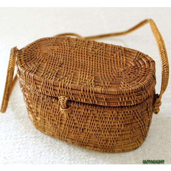バリ島のトゥンガナン村で手作りされたアタバッグです。アタとは、インドネシアに自生するシダ科の植物で、その茎を乾燥させ細く裂いて編んだかごをアタバスケットと呼びます。植物採集から完成まで丁寧に作られた品々は味わい深く耐久性に優れていますので長...