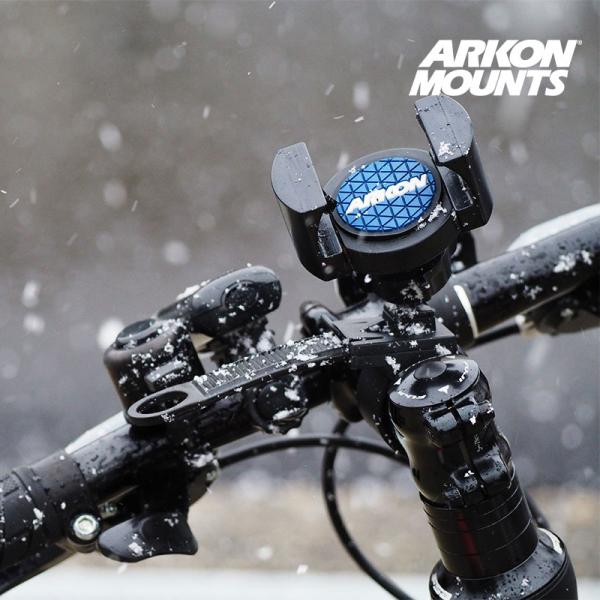 ストラップ式のスマートフォンホルダーマウントセットです。自転車やバイクのハンドルバーへの取り付けに最適です。直径15mmから50mmまでのハンドルバーに適合します。ストラップは、タイラップ（結束バンド）のように取り付けします。リリースタブが...