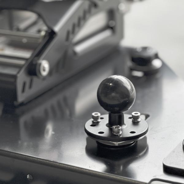 レンタルボート用の後付バウデッキを固定するボルトに、ボールマウントが付いた便利なカスタムパーツです。バウデッキにマウントを付けたいけど、穴開けはしたくない方におすすめ。当店では、ボールマウントに『Arkon Mounts / アーコンマウン...