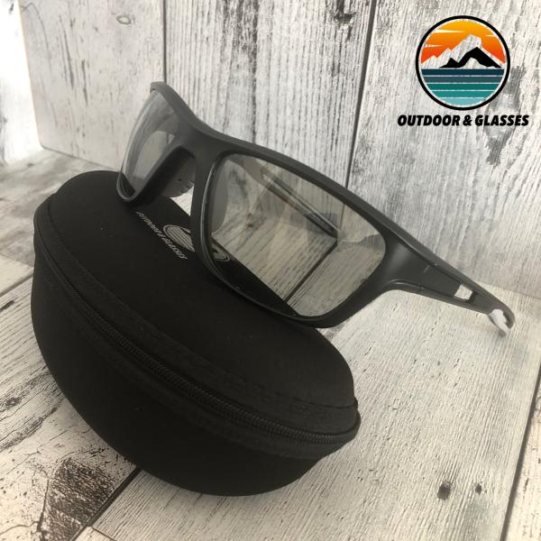 偏光レンズは、路面やガラスからの反射光をカットする性能を持っていて、視界をクリアにしてくれるのが最大の特徴です。また、変化する紫外線量に自動的に反応する調光レンズを採用したサングラスです。運転中のフロントガラスの写り込みを防いでくれるのでド...