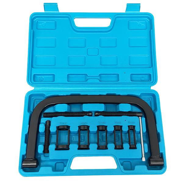 スクーターから大型オートバイ、さらには車のエンジンまで幅広くご使用いただけるバルブスプリングコンプレッサーです。クランプ範囲内であれば車のエンジンにも対応可能なので、多用途で活躍します。■特徴通常の市販品はフレーム部分がパイプ製であるため、...