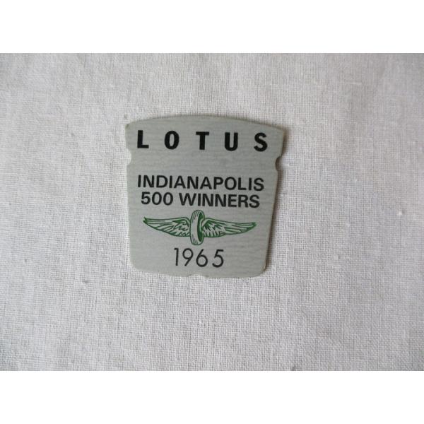 ロータス　インディ500　チャンピオンバッヂ　1965　アルミ製のプレートです。ウィングマークは緑色です。タテ:40mmヨコ:40mm厚み:1.5mmBADGE, INDIANAPOLIS 500 WINNERS 1965X036B0501A