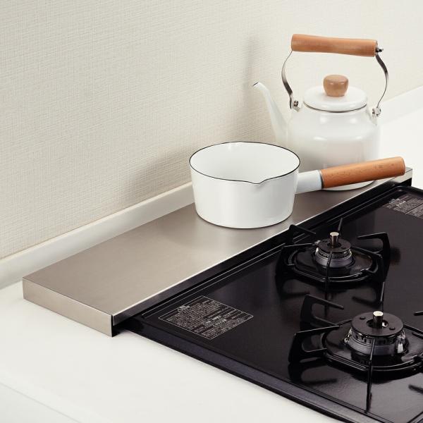 丸洗いできてお手入れ簡単！鍋や調味料などの一時置きにも使えます。 ●色/シルバー●サイズ/約幅64×奥行16×高さ3cm●重さ/約834g●耐荷重量/約5kg●素材/本体：ステンレス鋼、すべり止め：シリコーンゴム●備考/ビルトインタイプのガ...