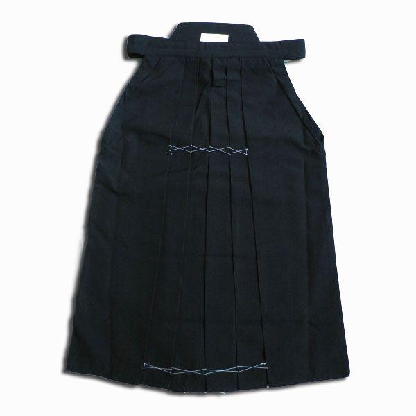 テトロン剣道袴は色・風合いも綿袴に近く、生地もしっかり！シワになりにくく、色落ちや縮みもほとんどありません。しかも、綿袴より軽く乾きやすい生地なので、毎日の稽古に重宝します。 【商品仕様】●生　地：ポリエステル65％・レーヨン35％（テトロ...