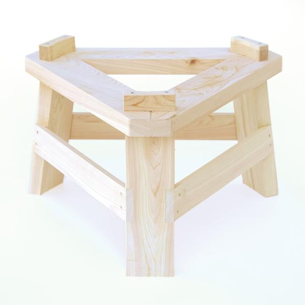 【こちらは2升用です】【商品の特徴】・国産ひのきで作り上げた、ナガノ産業の木製餅つきセット専用の木台です。・ほどよい高さでもちつきをお楽しみいただけます。　（木臼＋木台で高さ約52cm）・台形と三角形のフォルムが特徴の、デザインと実用性を兼...