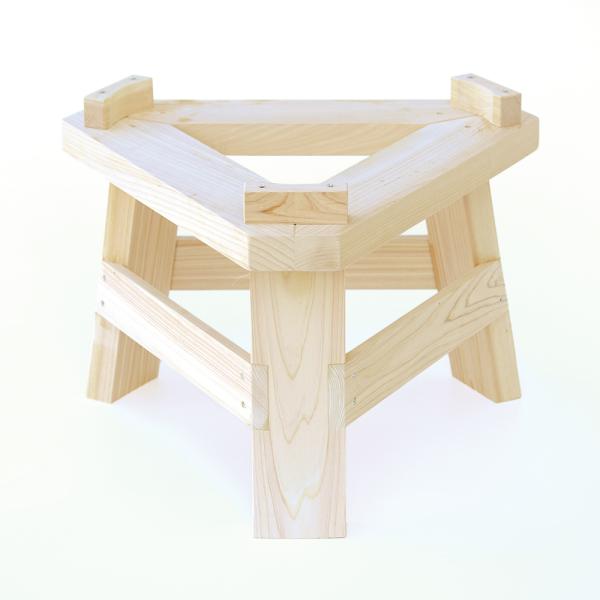 【こちらは1.5升用です】【商品の特徴】・国産ひのきで作り上げた、ナガノ産業の木製餅つきセット専用の木台です。・ほどよい高さでもちつきをお楽しみいただけます。　（木臼＋木台で高さ約52cm）・台形と三角形のフォルムが特徴の、デザインと実用性...