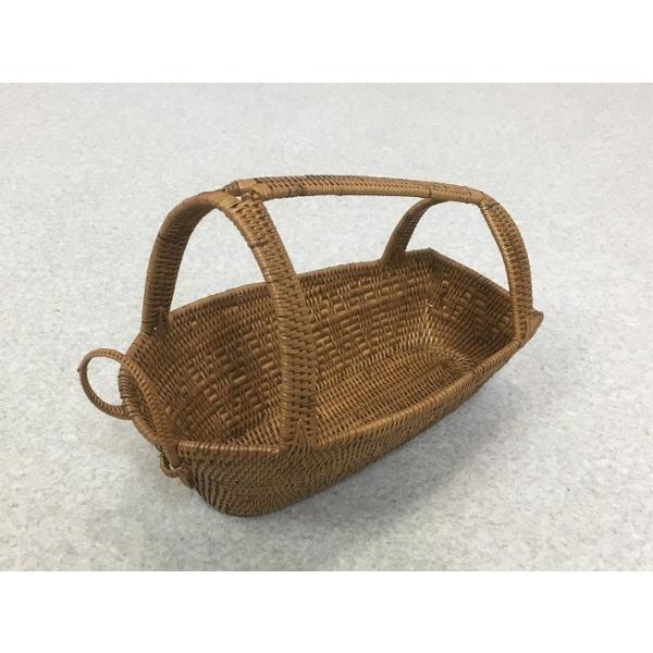 【商品の特徴】・インドネシアの植物「アタ」で作られた製品です。・ひとつひとつ手作りで編み込んでおります。・自然素材の外観と、柔軟性と丈夫さを持つ作りが特徴です。・ネック部の紐はワインを置いたあとに穴に通すだけ。・ワインをおしゃれなインテリア...