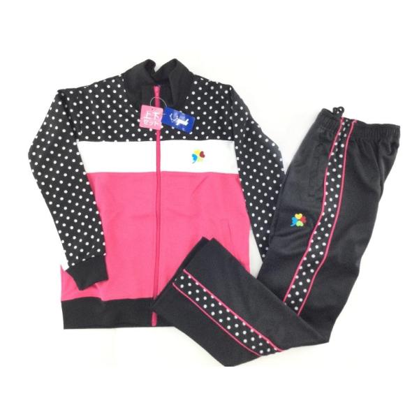 可愛らしいドット柄とカラフルな四葉のクローバーがポイントのYUK ユック女の子ジャージ上下です。袖口はパイピングゴムになっております。襟はリブ仕様になっています。パンツのデザインはセミブーツカット。パンツウエストはゴム仕様で、内側には調節ヒ...