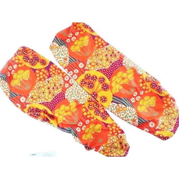 フィンランド在住の人気テキスタイルデザイナー、テイヤ・プラネン氏が手掛けたブランド「Roselle+(R)(ロセルプラス)」の生地を使用したチェアカバー (2枚組 花柄) です。 柔らかな素材感の伸縮する生地で、椅子の形にぴったりフィット。...