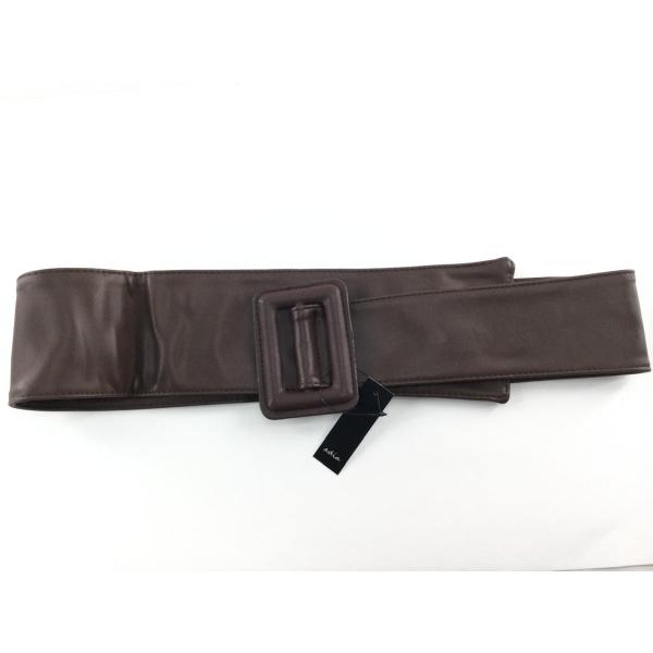 幅広のデザインがウエストラインを美しく強調しシンプルな装いにモード感を加えます。中央の大きなバックルがアクセントとなり装着も簡単です。ドレスやチュニックに合わせることで一層スタイリッシュに変化します。adiaの柔らかい素材の幅広合皮サッシュ...