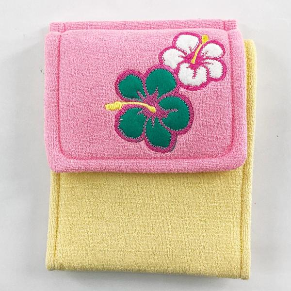 鮮やかなハイビスカス刺繍が目を引くトイレ用ペーパーホルダーカバーで、華やかさと可愛らしさを同時に楽しめます。 ふんわりとしたパイル生地がやさしい触り心地を生み、日常使いのトイレ空間を明るく心地よく演出します。 簡単に取り付けられる仕様で、手...