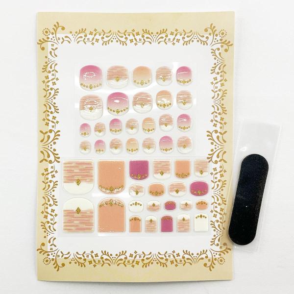 ハンド用とフット用のシールがセットになっており、貼るだけで華やかなネイルデザインを簡単に楽しめます。 ピンク系のやさしいカラーにゴールドの装飾がアクセントとなり、上品でかわいらしい指先を演出します。 付属の爪やすりでサイズ調整もできるため、...