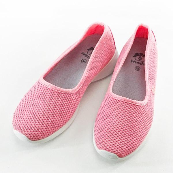 軽量で履きやすいEVA素材を使用したスリッポンです。ソフトな履き心地で長時間の使用でも疲れにくく、日常使いに最適です。シンプルなデザインにワンポイントの花モチーフがアクセントとなり、可愛らしさを演出します。ピンクカラーとMサイズで、普段使い...