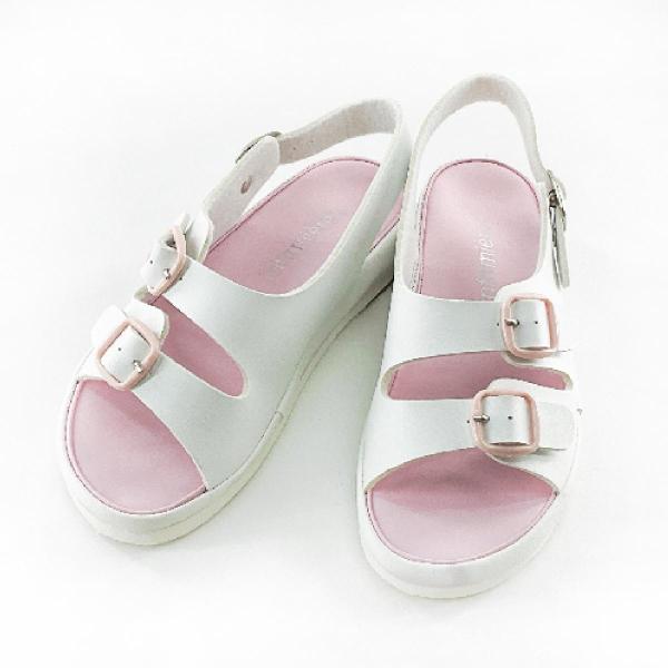 幅広衝撃吸収ナースサンダルは、長時間の立ち仕事でも快適に過ごせるよう設計された一足です。ホワイト×ピンクの配色にダブルベルトを採用し、可愛らしさと安定感を両立しています。衝撃をしっかり吸収するクッションソールが足への負担を軽減し、疲れにくさ...